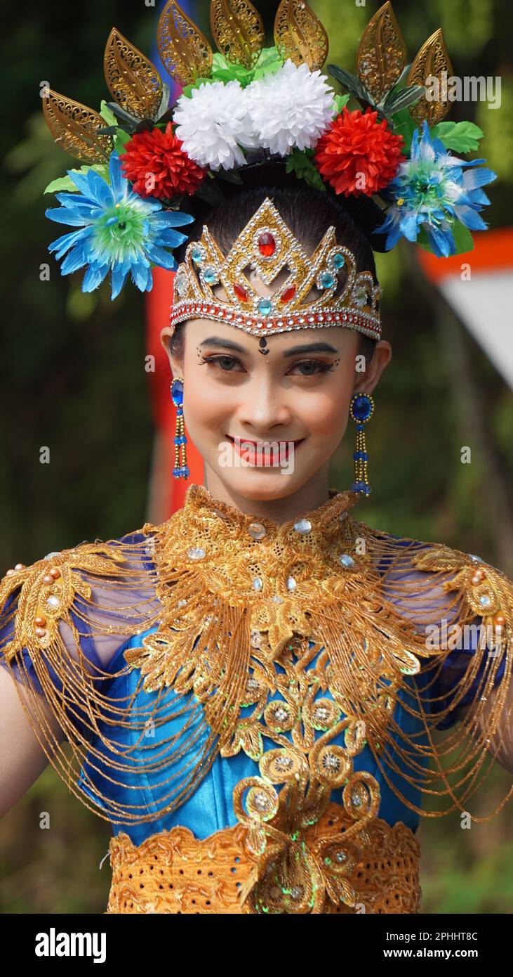 Indonesian traditional dancer with traditional clothes Stock Photo - Alamy