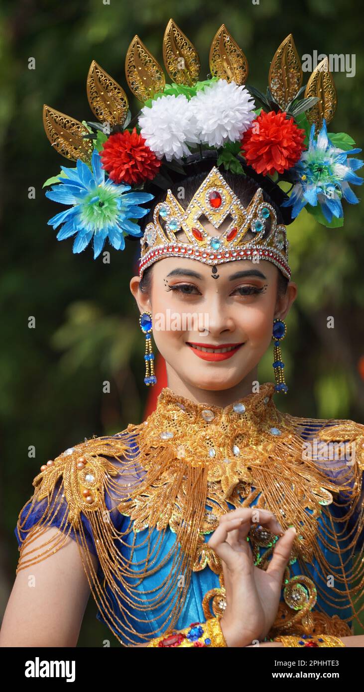 Indonesian traditional dancer with traditional clothes Stock Photo - Alamy