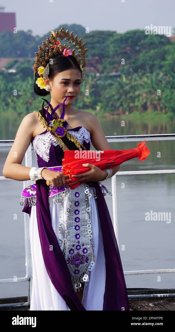 Indonesian traditional dancer with traditional clothes Stock Photo - Alamy