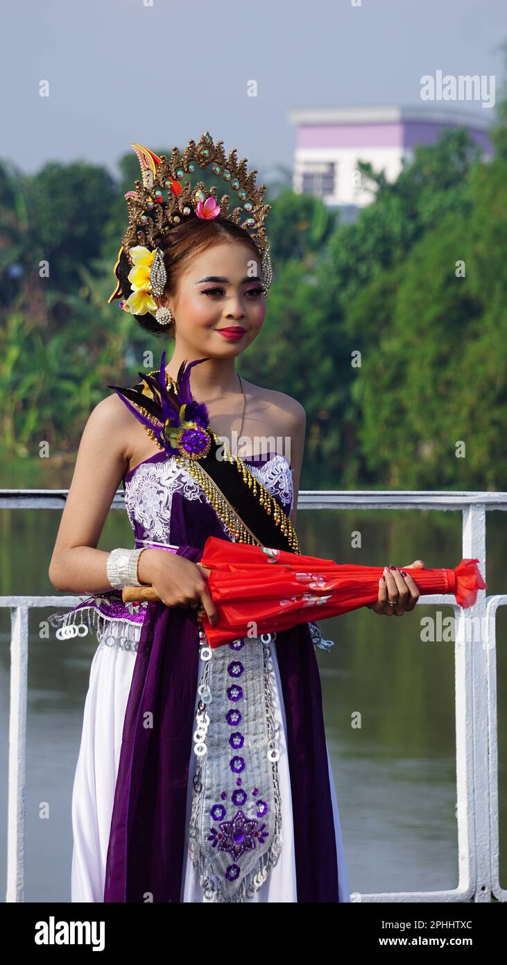 Indonesian traditional dancer with traditional clothes Stock Photo - Alamy