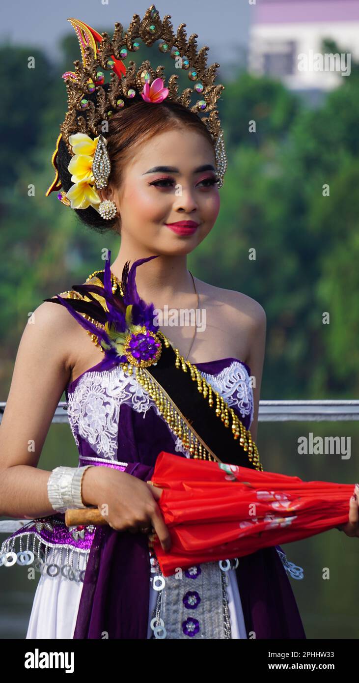 Indonesian traditional dancer with traditional clothes Stock Photo - Alamy