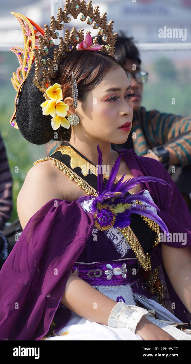 Indonesian traditional dancer with traditional clothes Stock Photo - Alamy