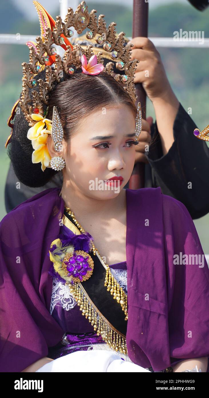 Indonesian traditional dancer with traditional clothes Stock Photo - Alamy