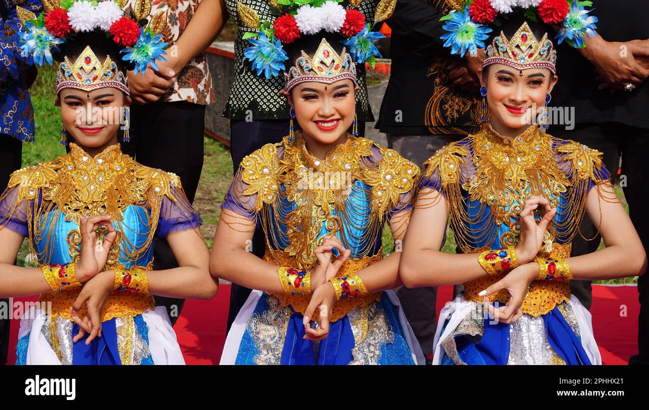 Indonesian traditional dancer with traditional clothes Stock Photo - Alamy
