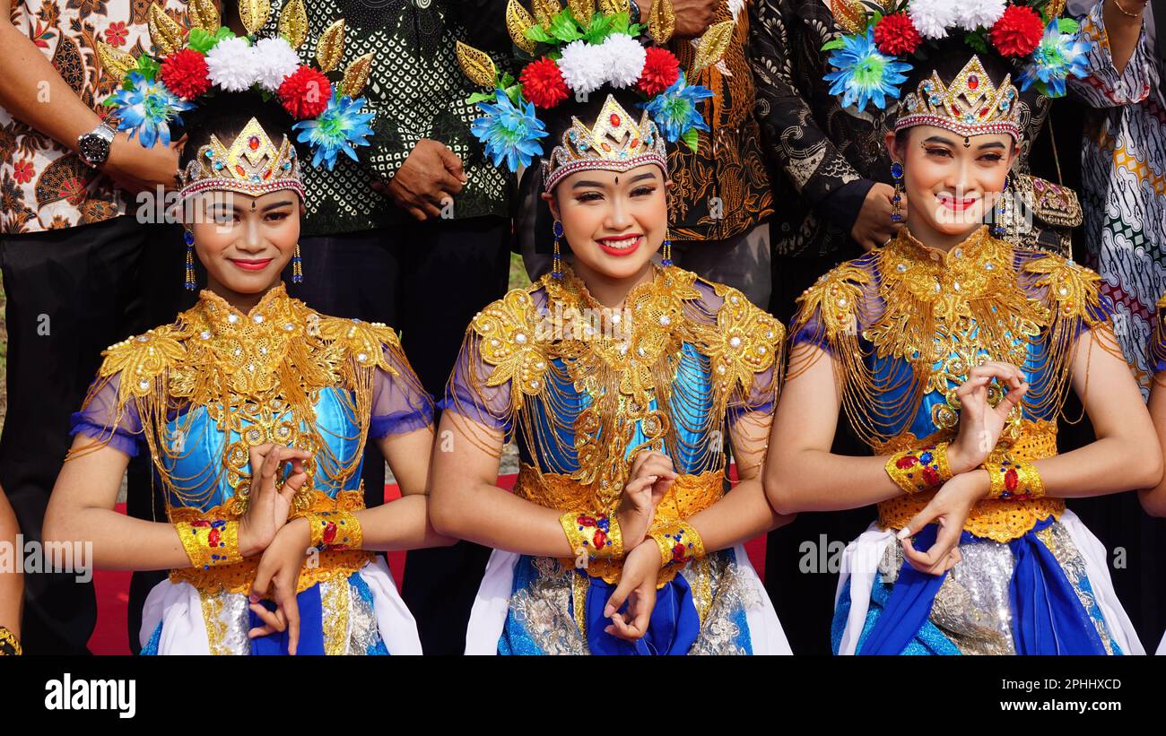 Indonesian traditional dancer with traditional clothes Stock Photo - Alamy