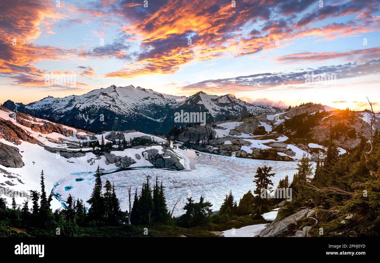 Sunrise Illuminates a Beautiful Panorama of Mt. Daniel and Frozen Robin ...