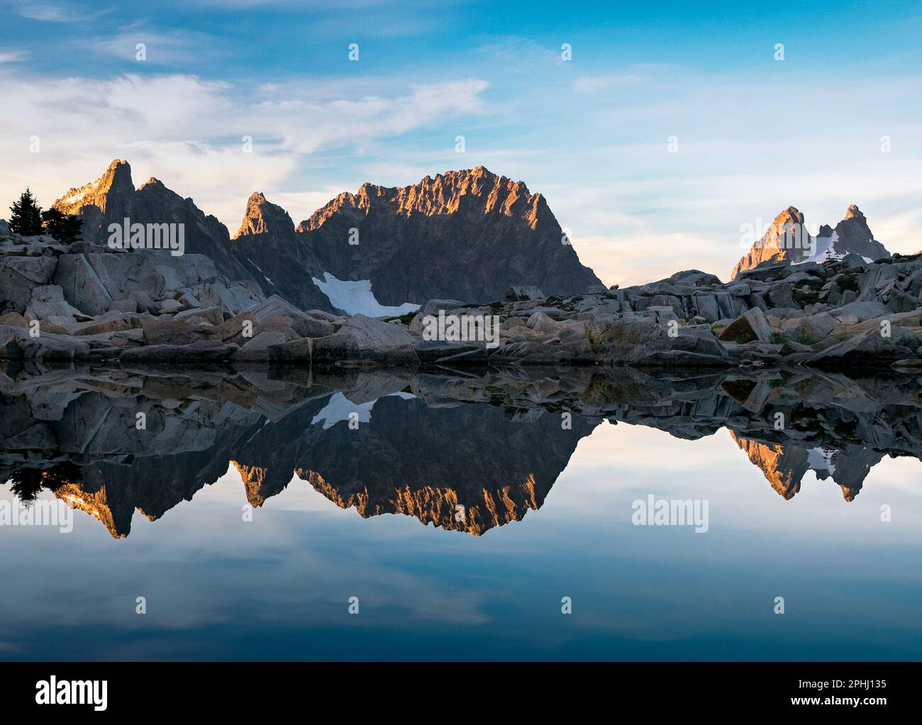 The Dramatic and Icy Peaks of Summit Chief, Chimney Rock and Overcoat ...