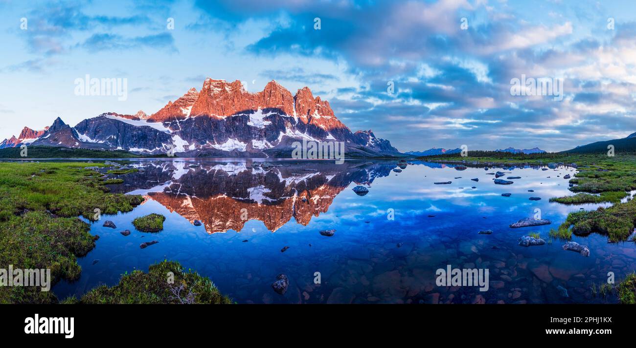Climbing the ramparts hi-res stock photography and images - Alamy
