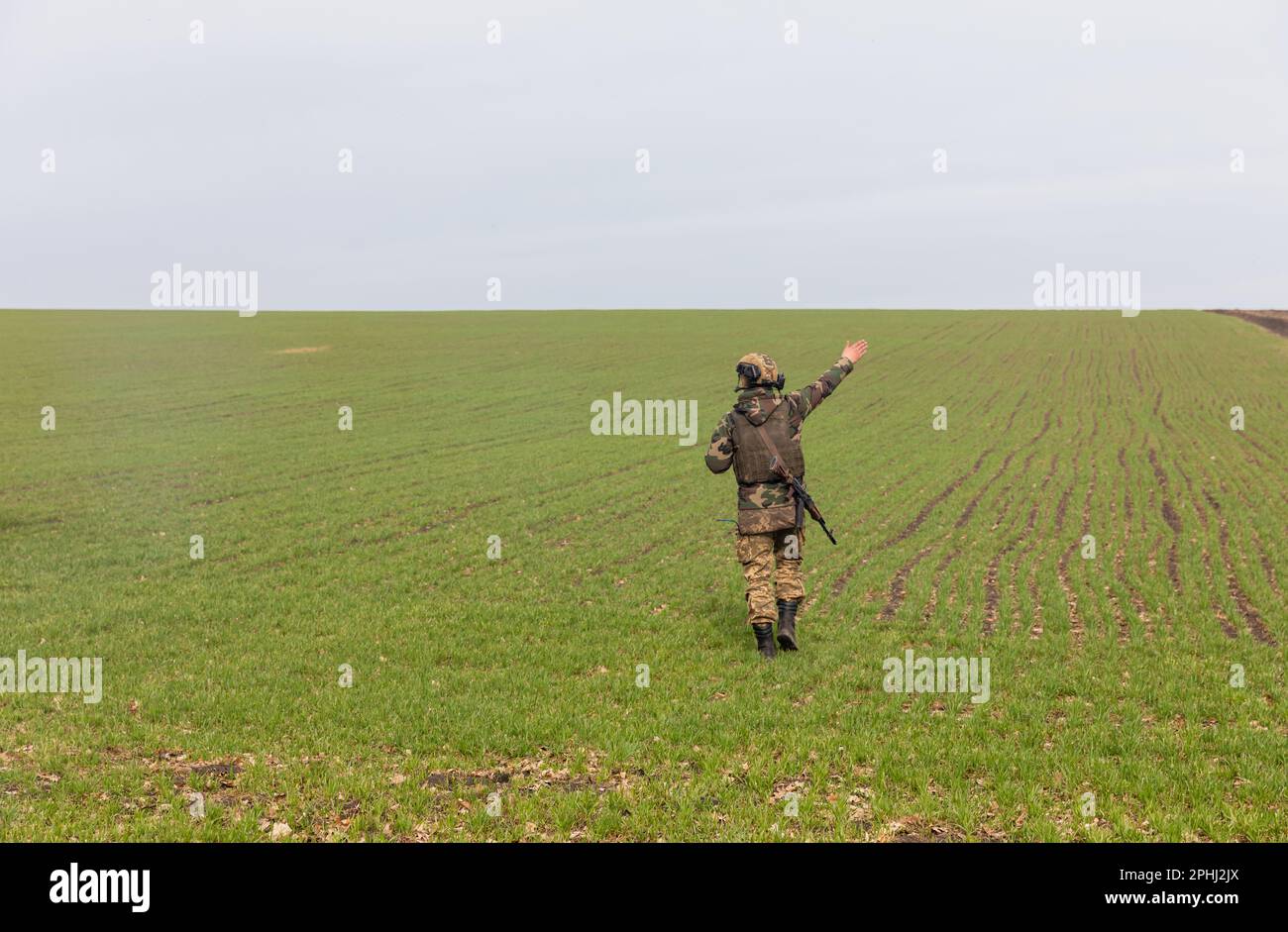 Ukrainian soldier indicates to the 122 mm howitzer D-30 crew the ...
