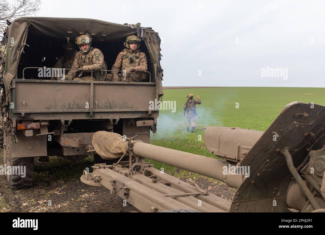 Transporting heavy artillery hi-res stock photography and images - Alamy