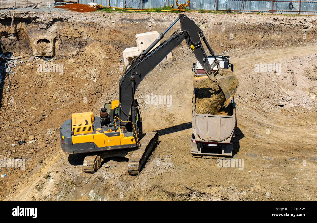 Loading on truck hi-res stock photography and images - Alamy