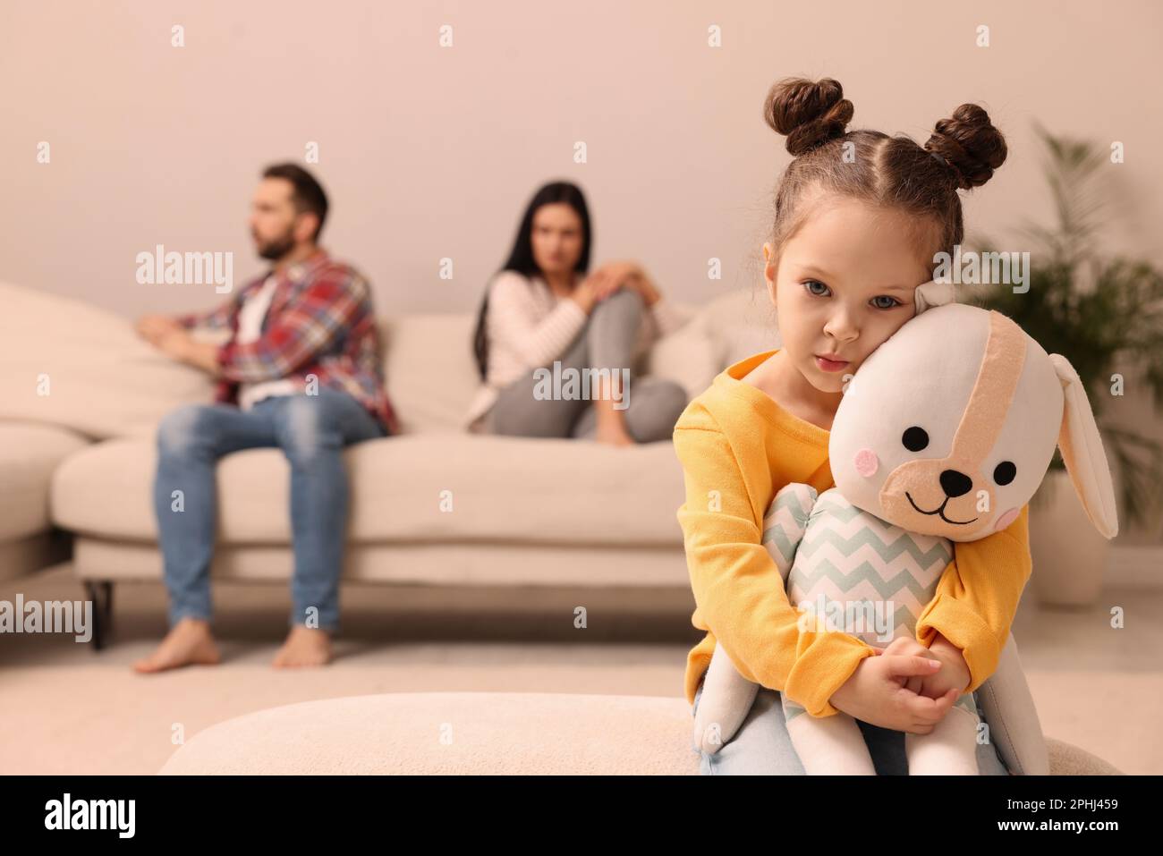 Mother father daughter sofa sad hi-res stock photography and images - Alamy
