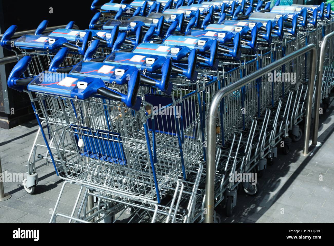 Empty shopping carts hi-res stock photography and images - Alamy