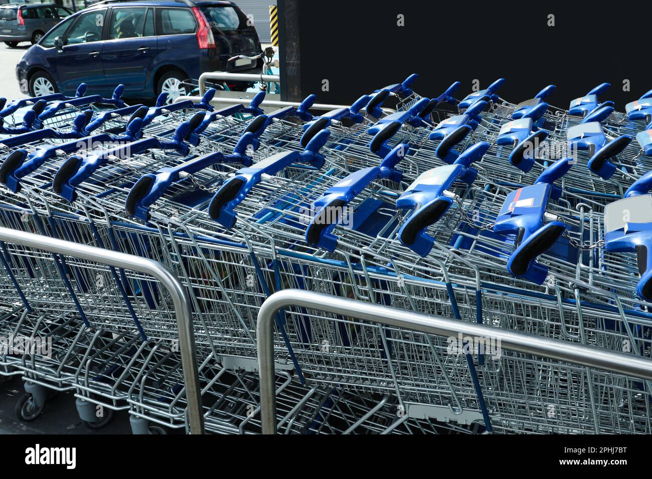 Empty shopping carts hi-res stock photography and images - Alamy