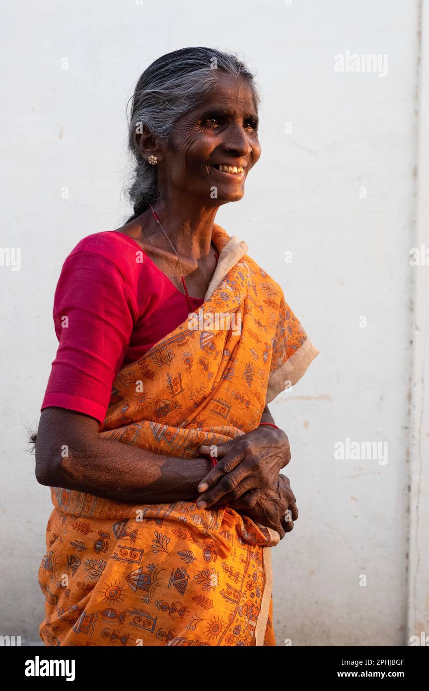 Indian woman sari profile hi-res stock photography and images - Alamy