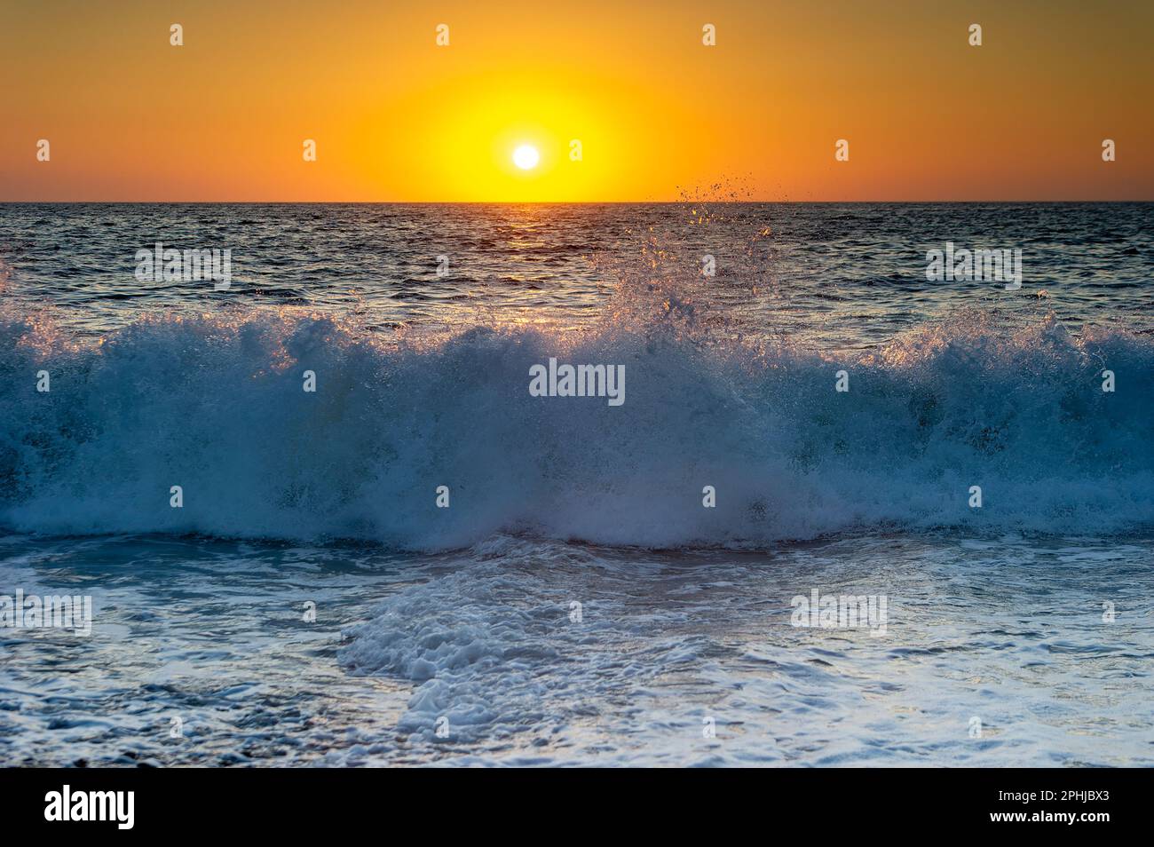 Sunlight on breaking wave hi-res stock photography and images - Alamy