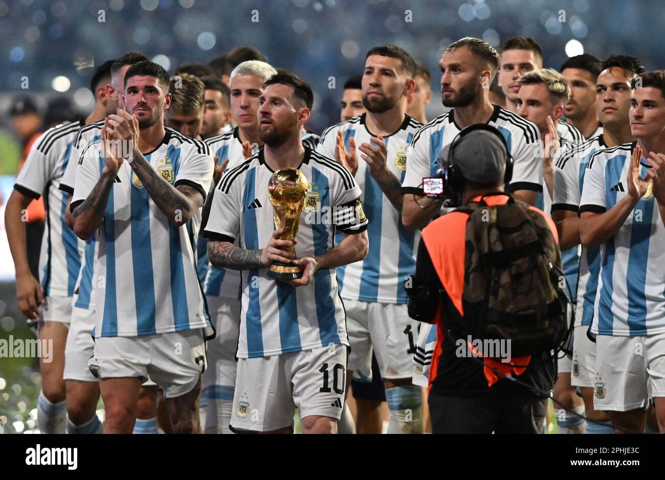 Lionel messi argentina world cup trophy hi-res stock photography and ...