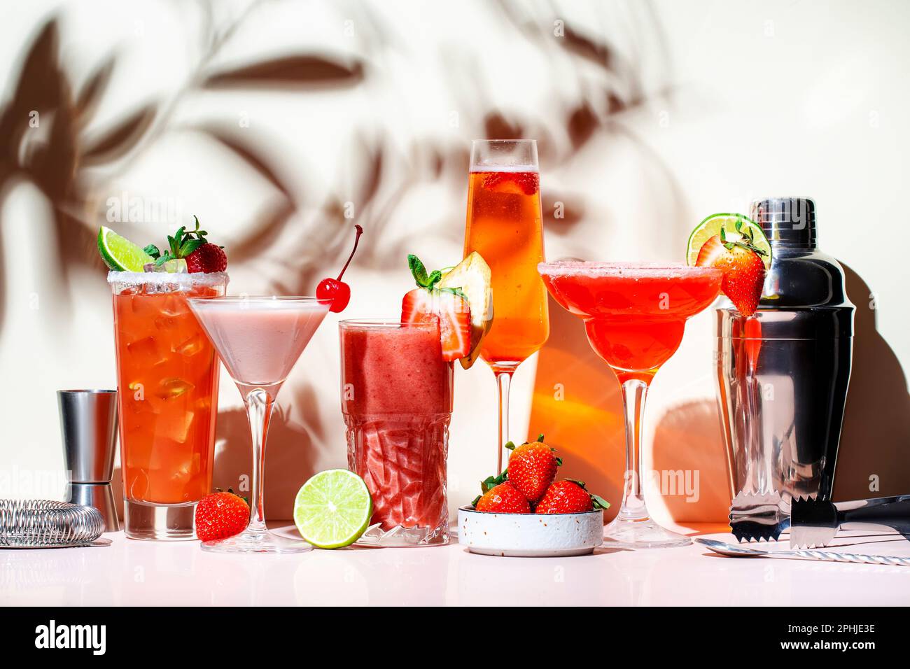 Summer strawberry alcoholic cocktails, mocktails, smoothies and shakes ...
