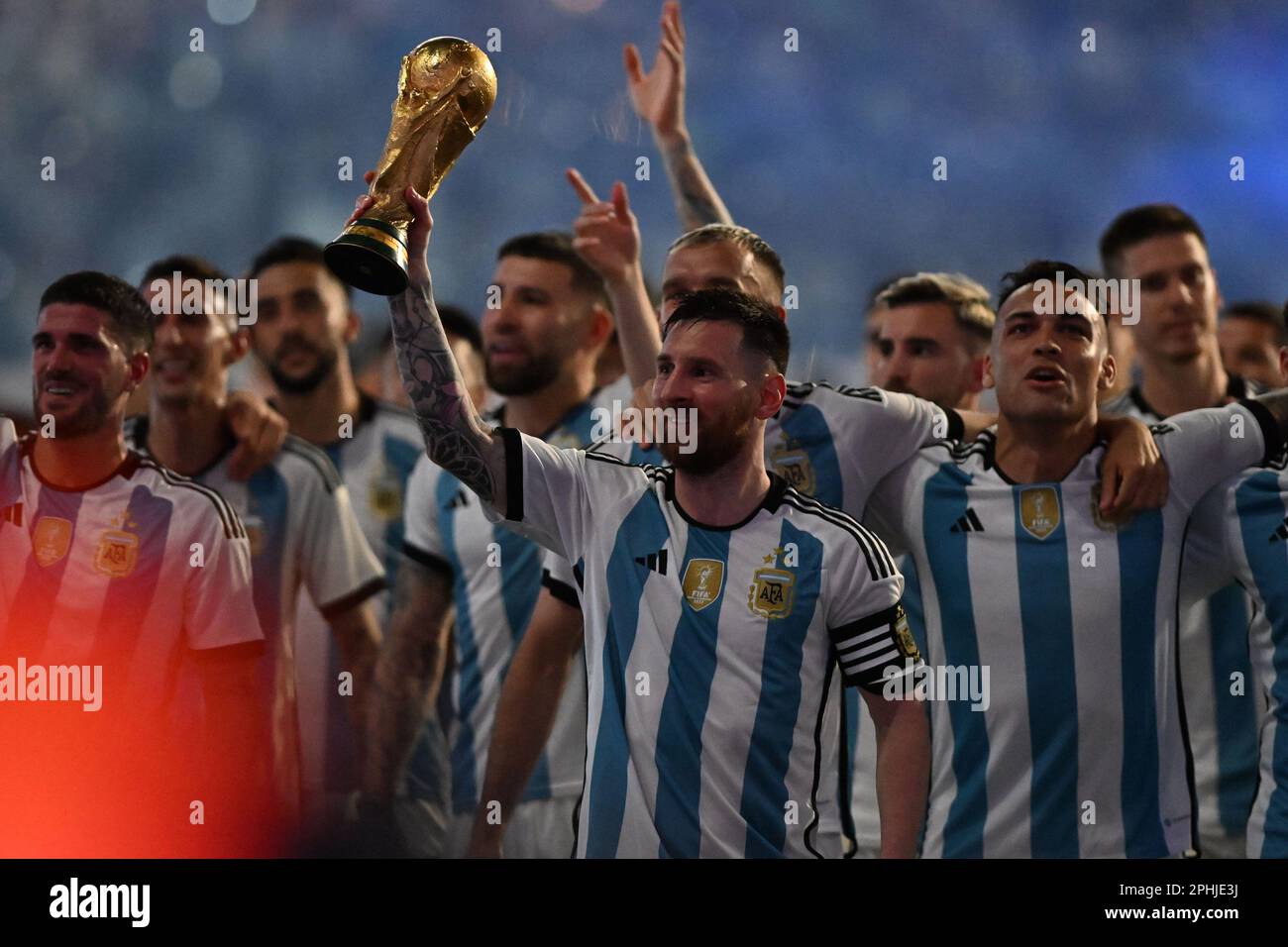 Lionel messi world cup 2022 trophy hi-res stock photography and images ...