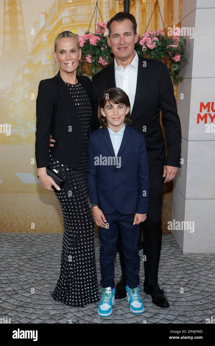 Los Angeles, Ca. 28th Mar, 2023. Molly Sims, Brooks Alan Stuber and ...