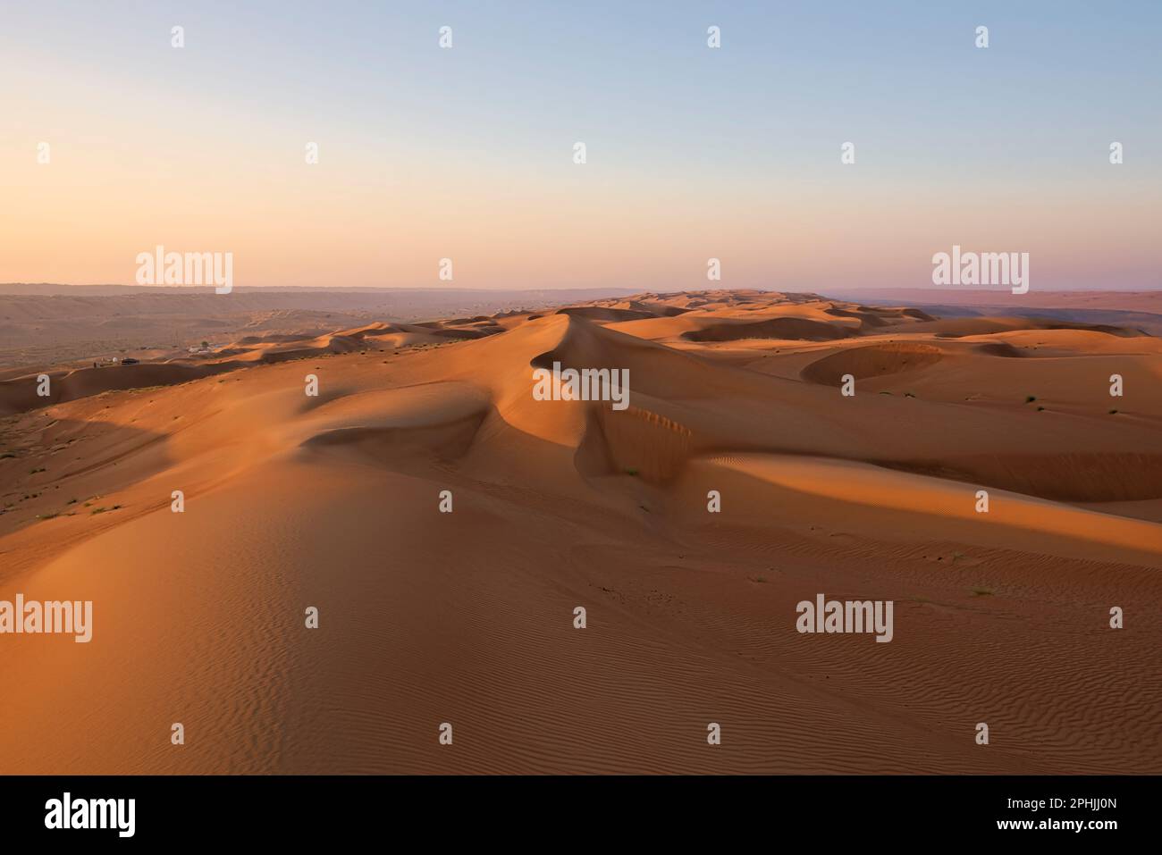 Sculpted sand dunes, Wahiba Sands, Ash Sharqiyah, Oman Stock Photo - Alamy