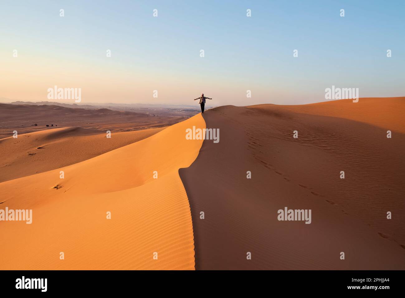 Walking in desert sand dunes, Wahiba Sands, Ash Sharqiyah, Oman Stock ...