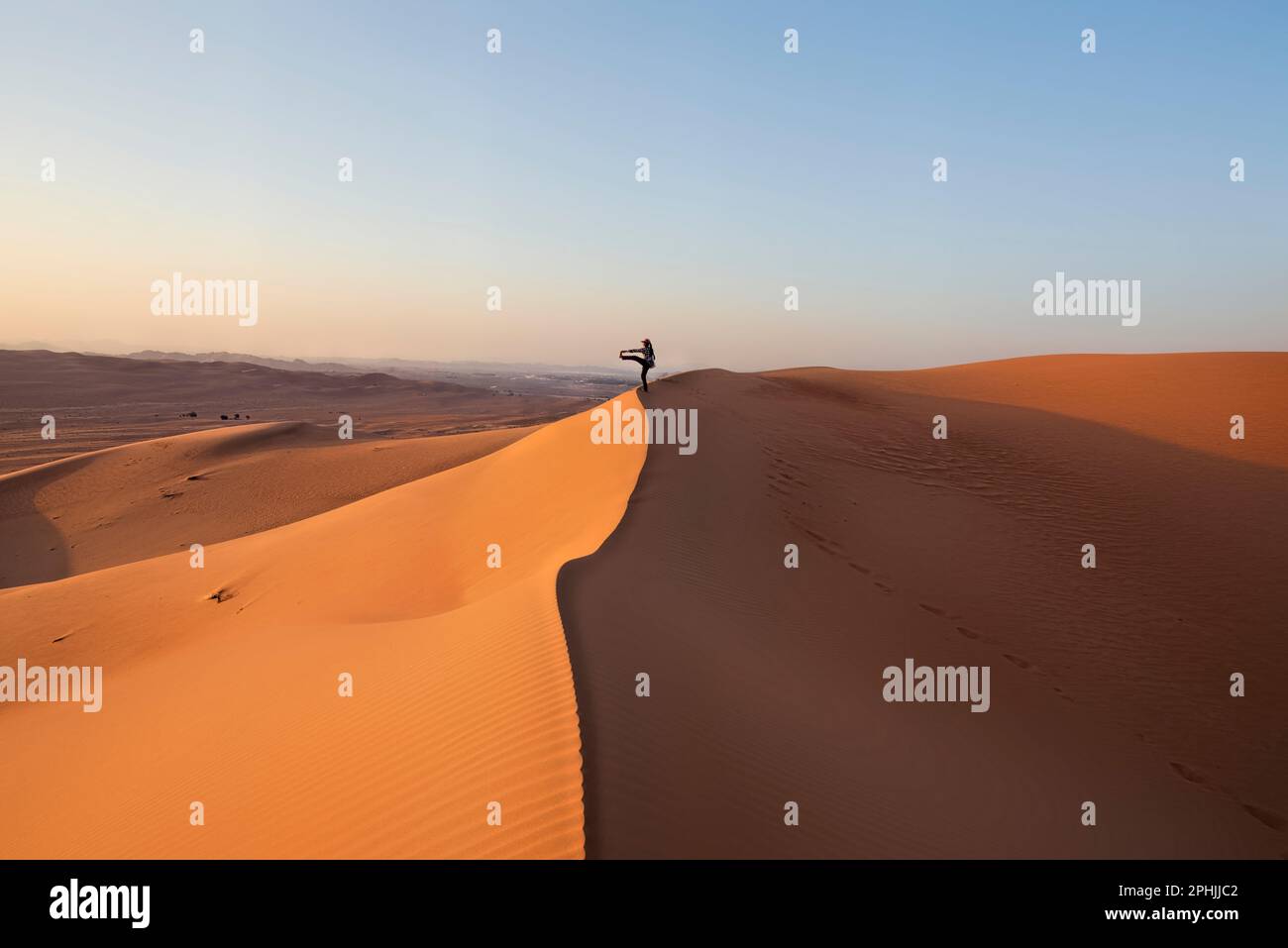 Walking in desert sand dunes, Wahiba Sands, Ash Sharqiyah, Oman Stock ...