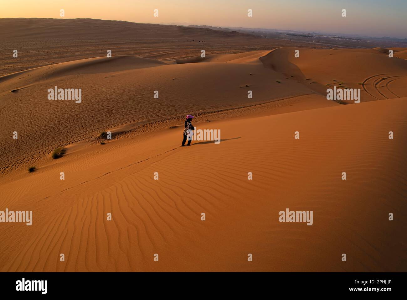 Walking in wahiba sands hi-res stock photography and images - Alamy
