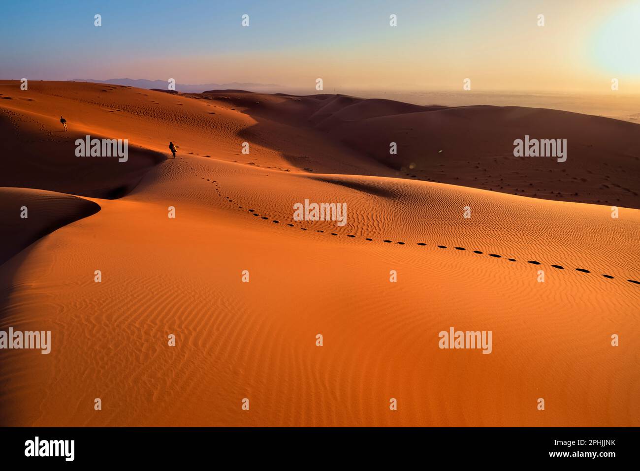 Walking in desert sand dunes, Wahiba Sands, Ash Sharqiyah, Oman Stock ...