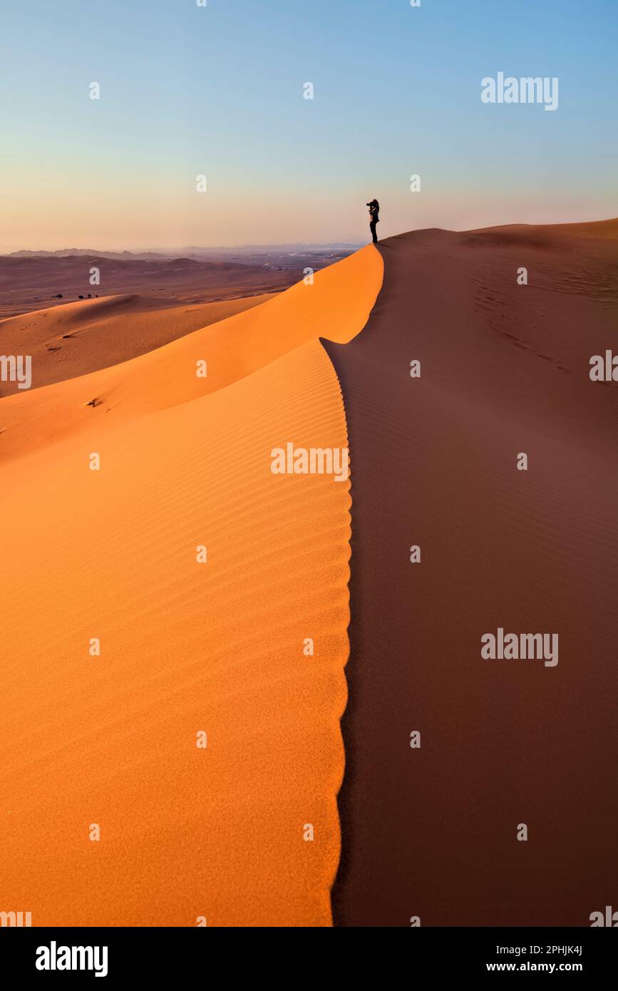 Walking in desert sand dunes, Wahiba Sands, Ash Sharqiyah, Oman Stock ...