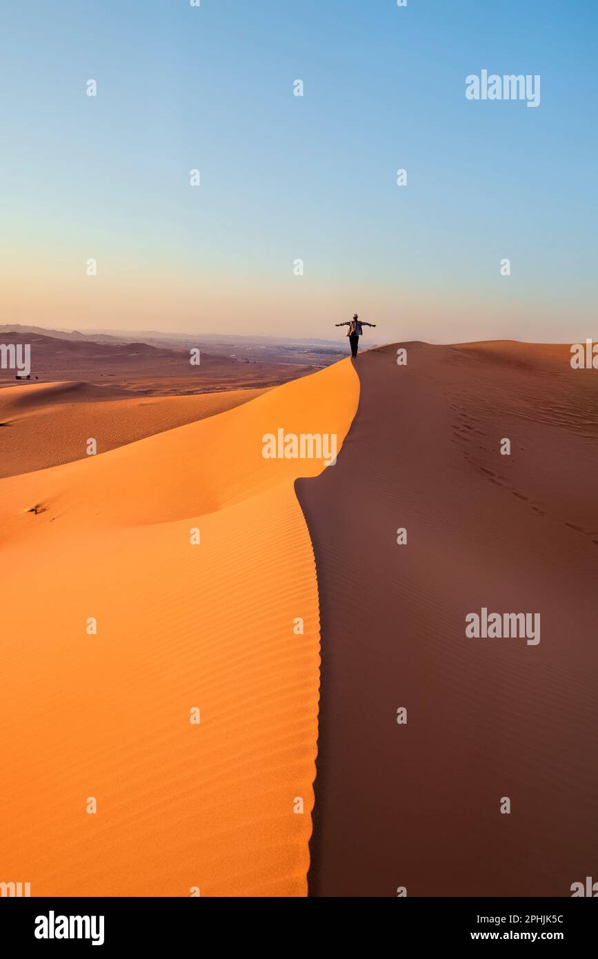 Walking in desert sand dunes, Wahiba Sands, Ash Sharqiyah, Oman Stock ...