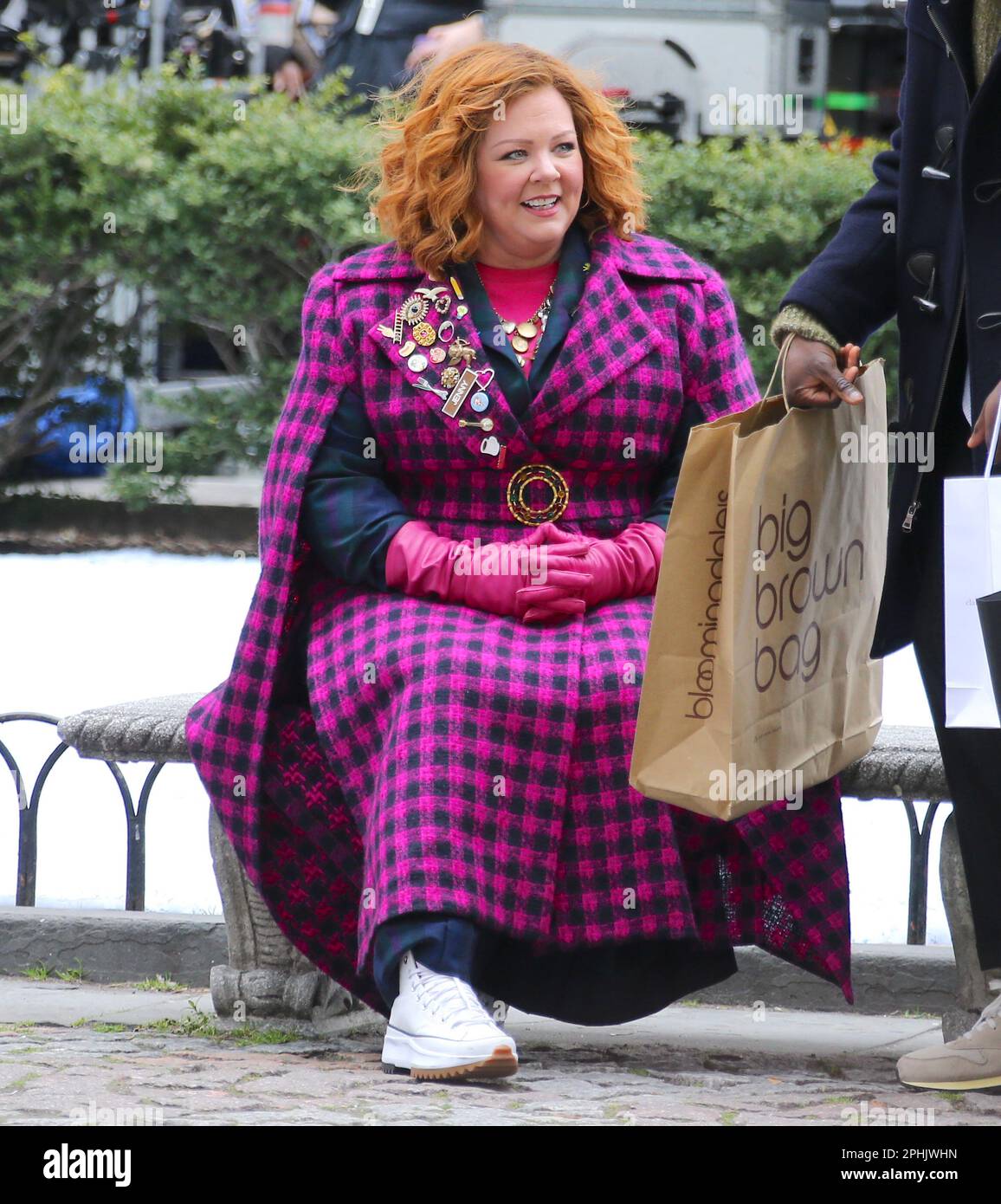 New York, USA. 28th Mar, 2023. Actress Melissa McCarthy filming a scene on her new movie ...
