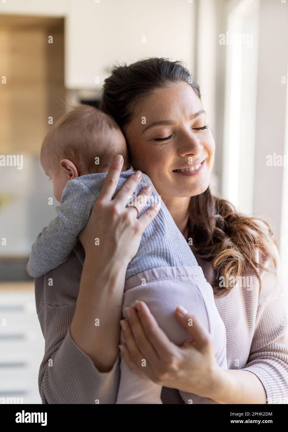 Shoulder hug positive hi-res stock photography and images - Alamy