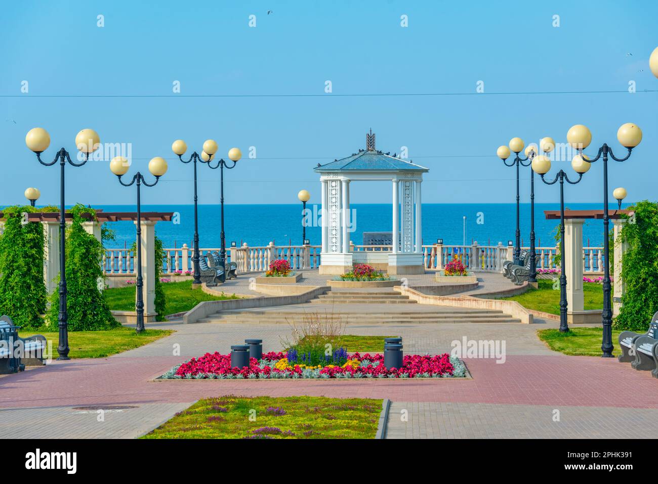 Mere puiestee promenade leading to a beach in SillamГ¤e Stock Photo - Alamy