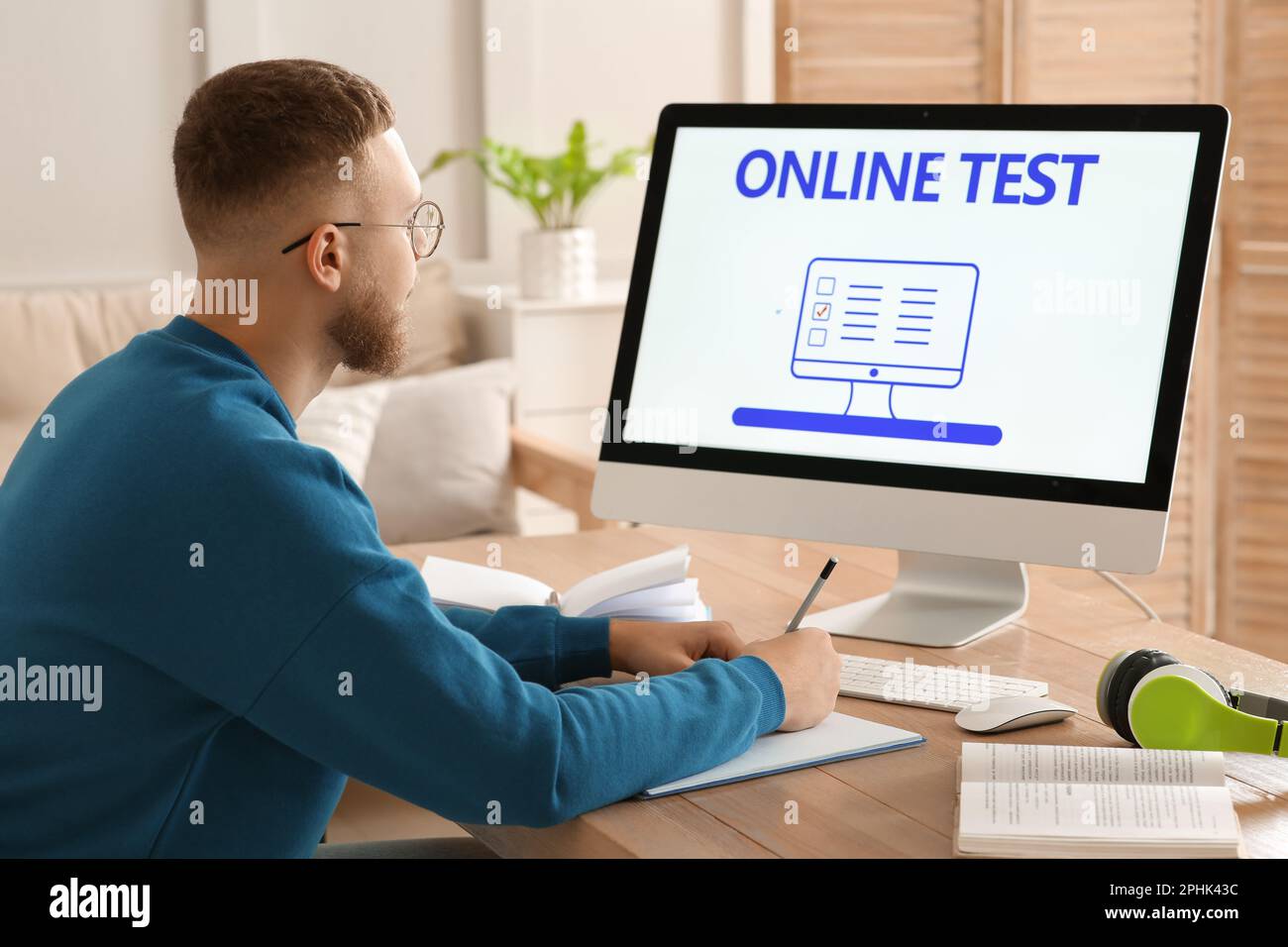 Taking test on computer hi-res stock photography and images - Alamy