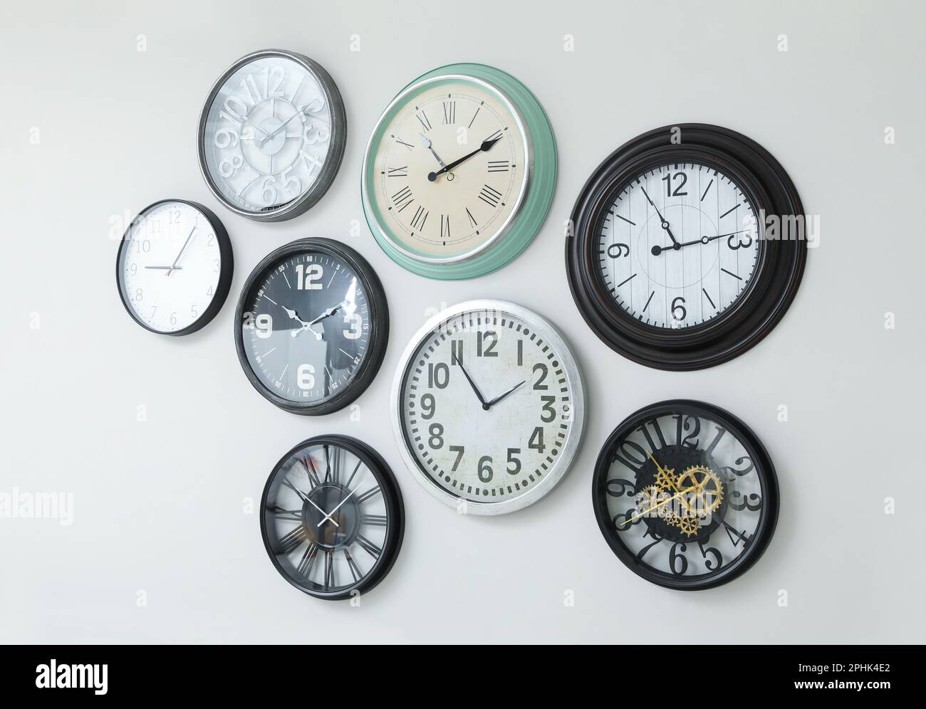 Clocks on wall broken hi-res stock photography and images - Alamy