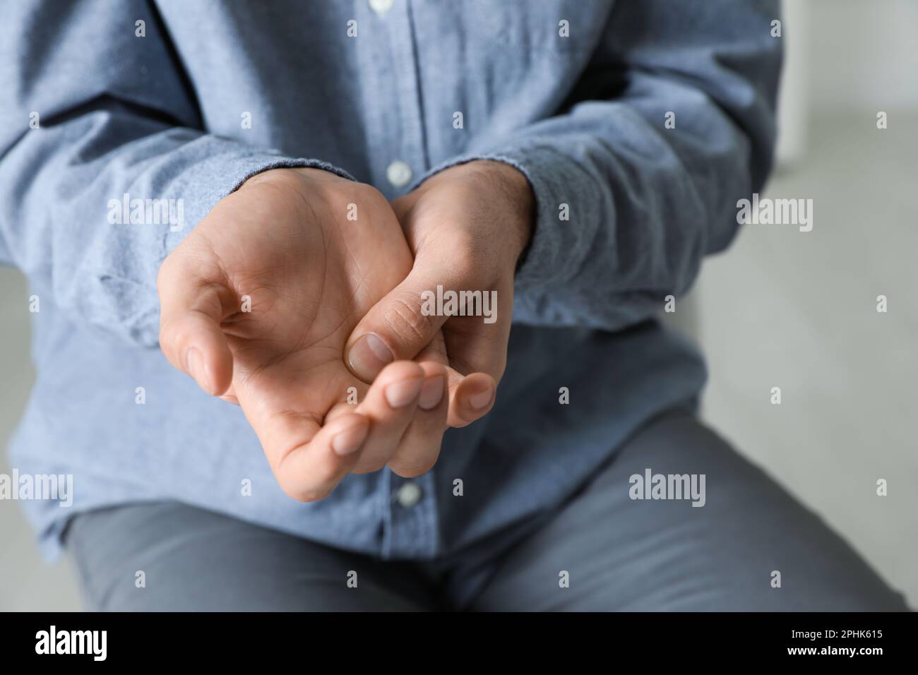 Medical condition trigger finger hi-res stock photography and images ...