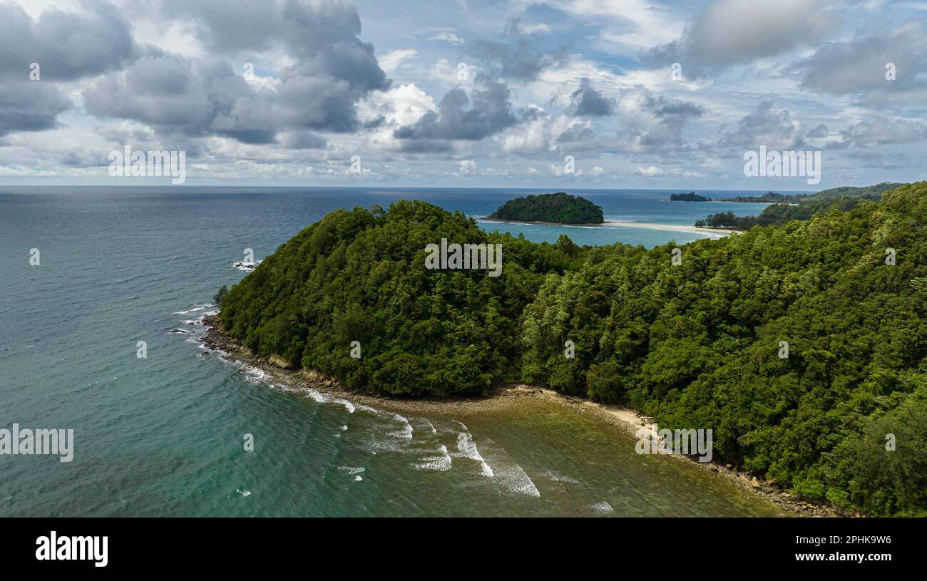 Aerial view of beautiful sandy beach and ocean with waves. Kelambu ...