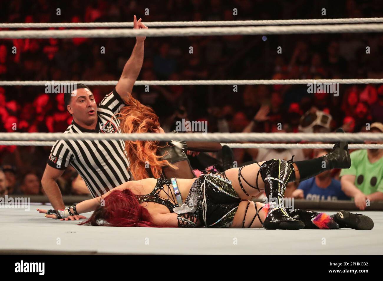 PHOENIX, ARIZONA - MARCH 27: Becky Lynch defeats IYO SKY WWE ...