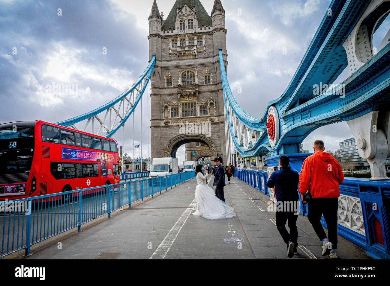 Wedding couple on tower bridge hi-res stock photography and images - Alamy