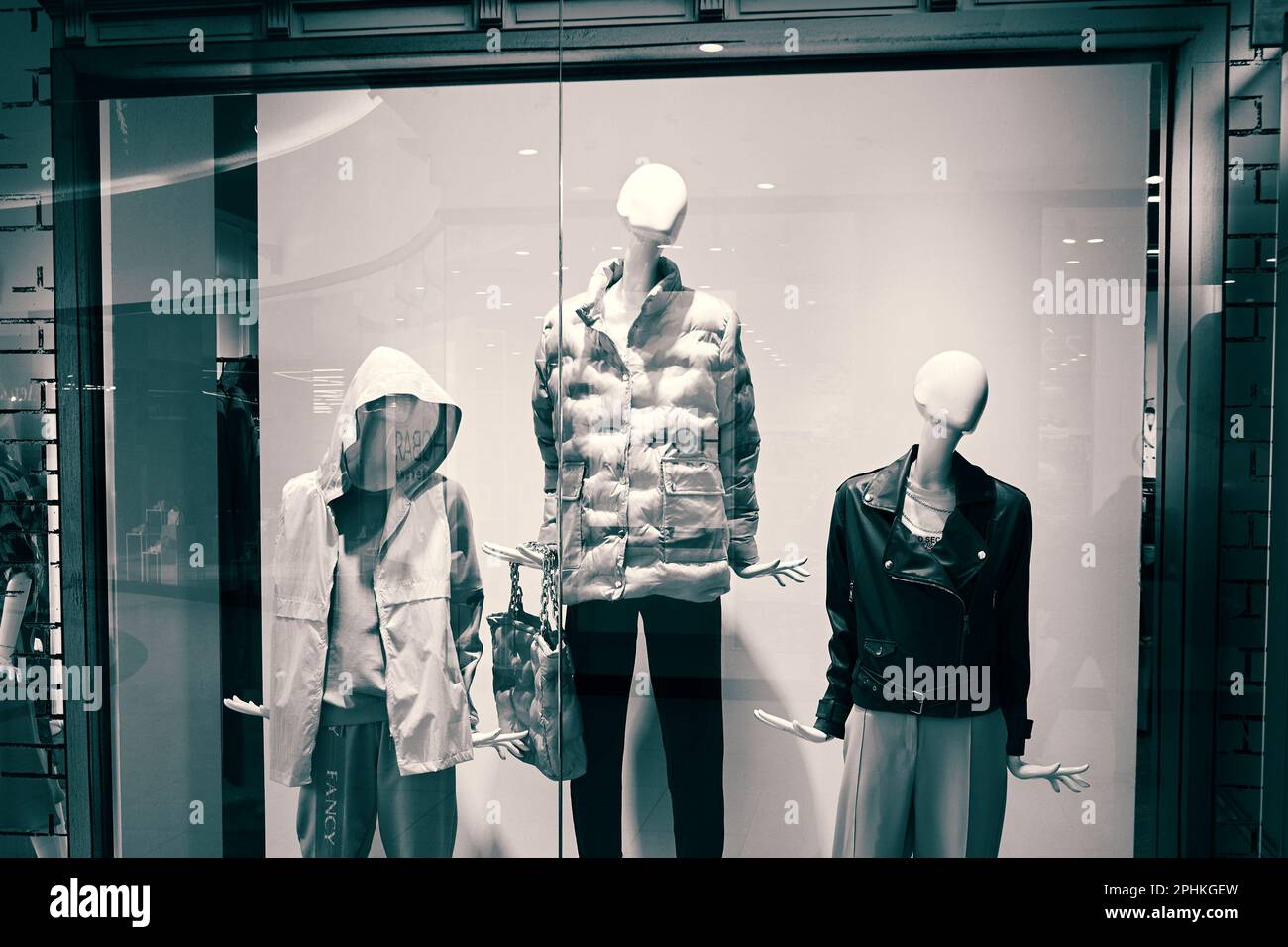 Mannequins in the window of a fashion store Stock Photo - Alamy