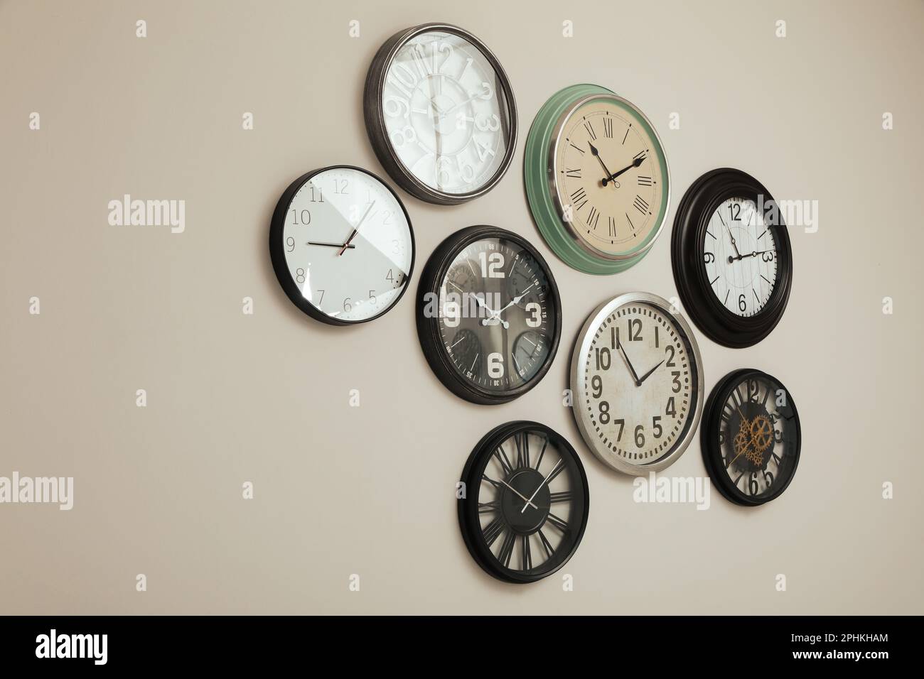 Clocks on wall broken hi-res stock photography and images - Alamy