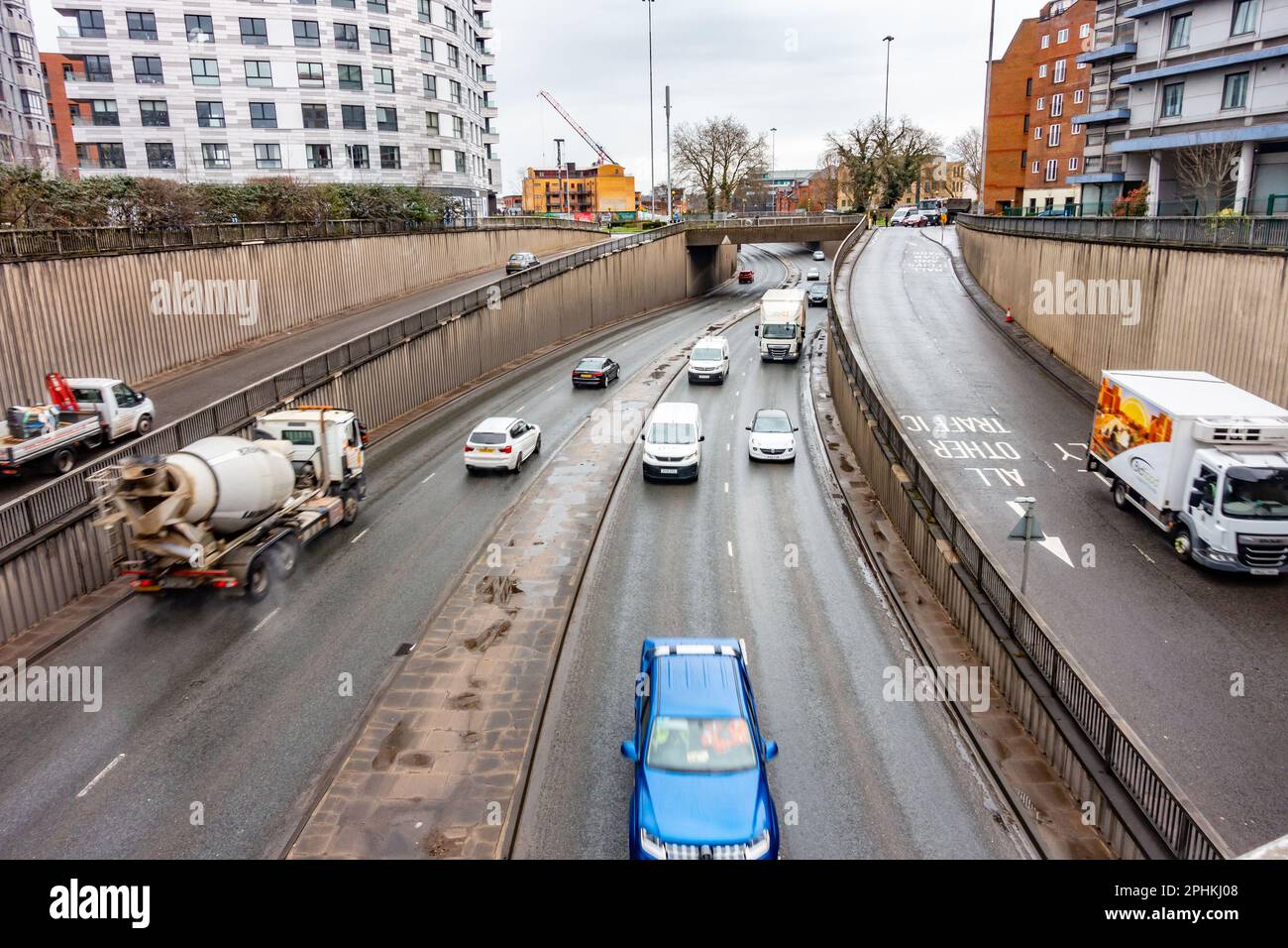Traffic on the A329, part of the Reading ring road in Reading ...