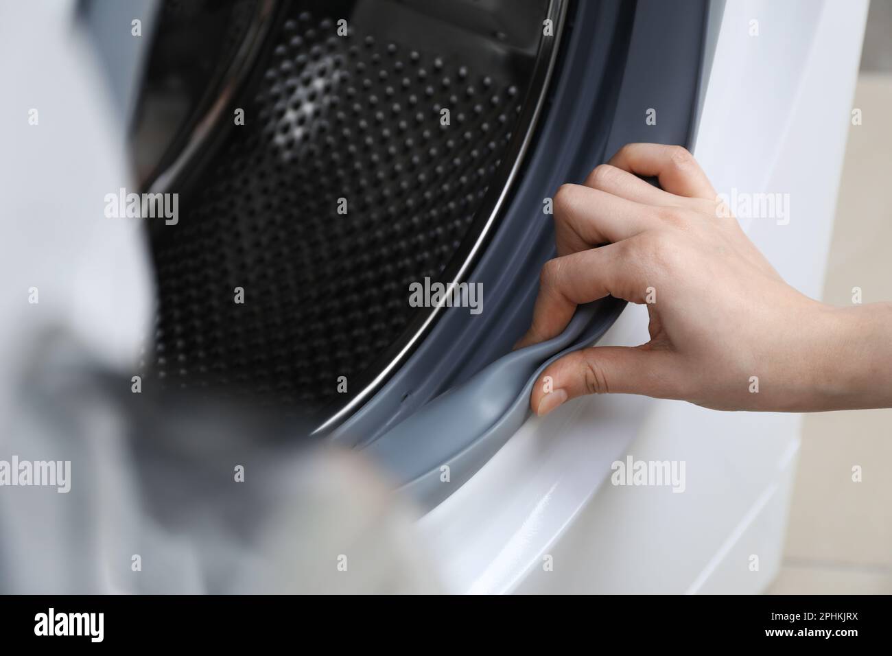 Empty washing machine hi-res stock photography and images - Alamy
