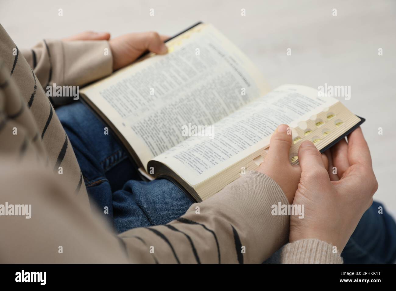 Reading bible together hi-res stock photography and images - Alamy