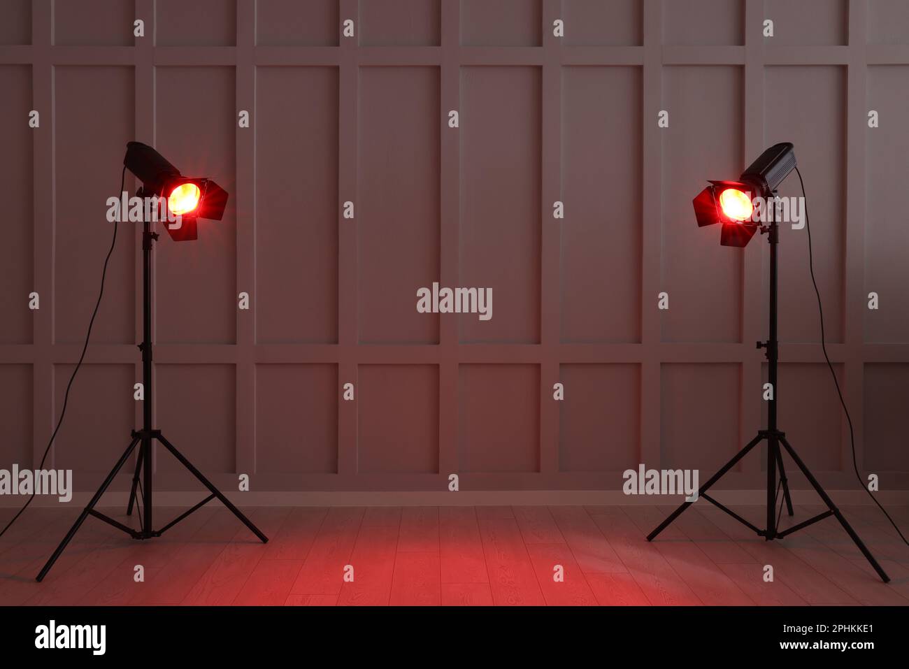 Red spotlights hi-res stock photography and images - Alamy