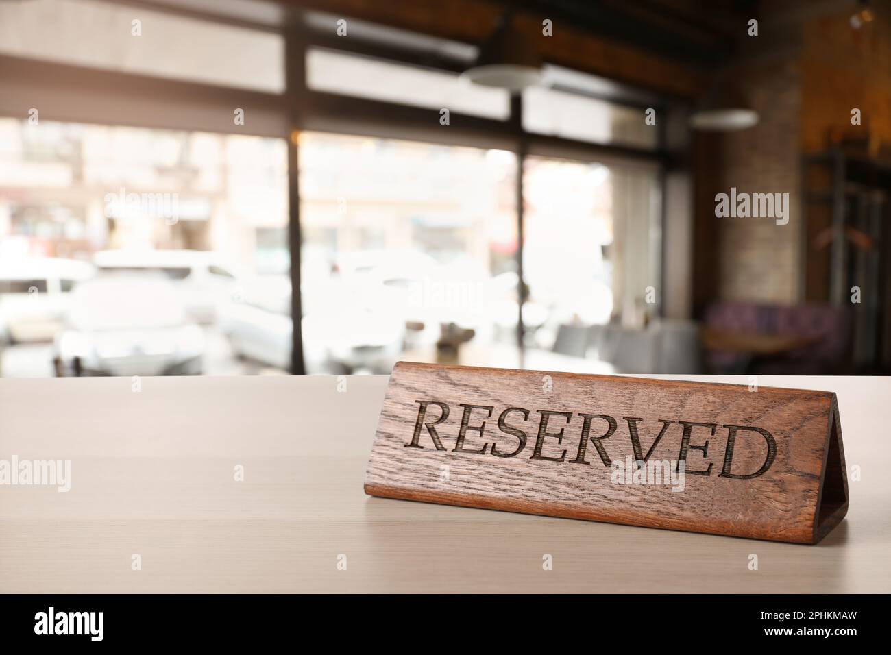 Reserved sign on pub table hi-res stock photography and images - Alamy