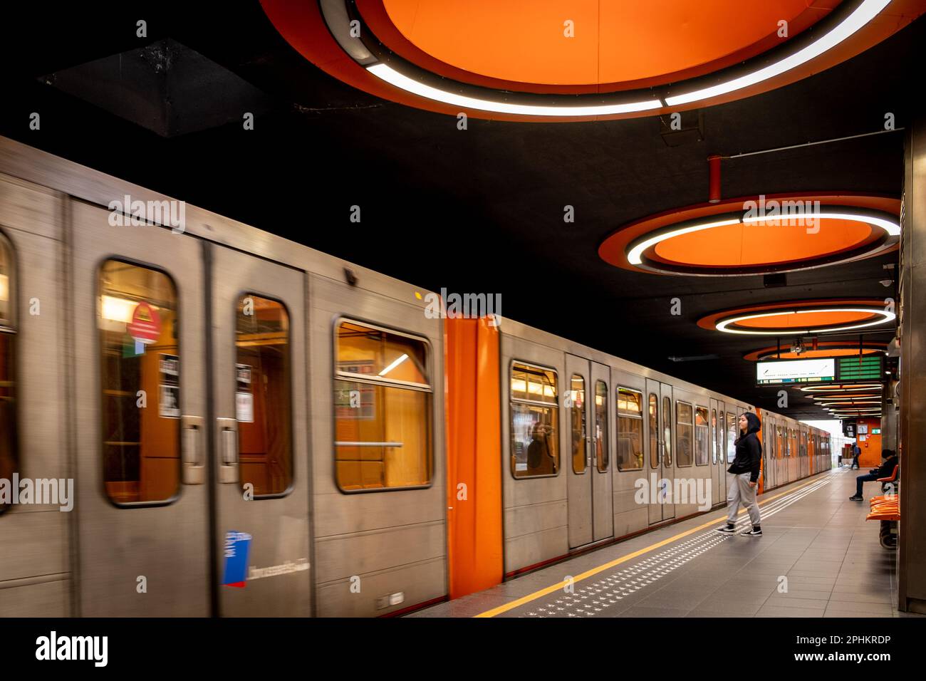 Pannenhuis is a colourful station on line 6 of the Brussels metro. It is located in Laeken, in ...