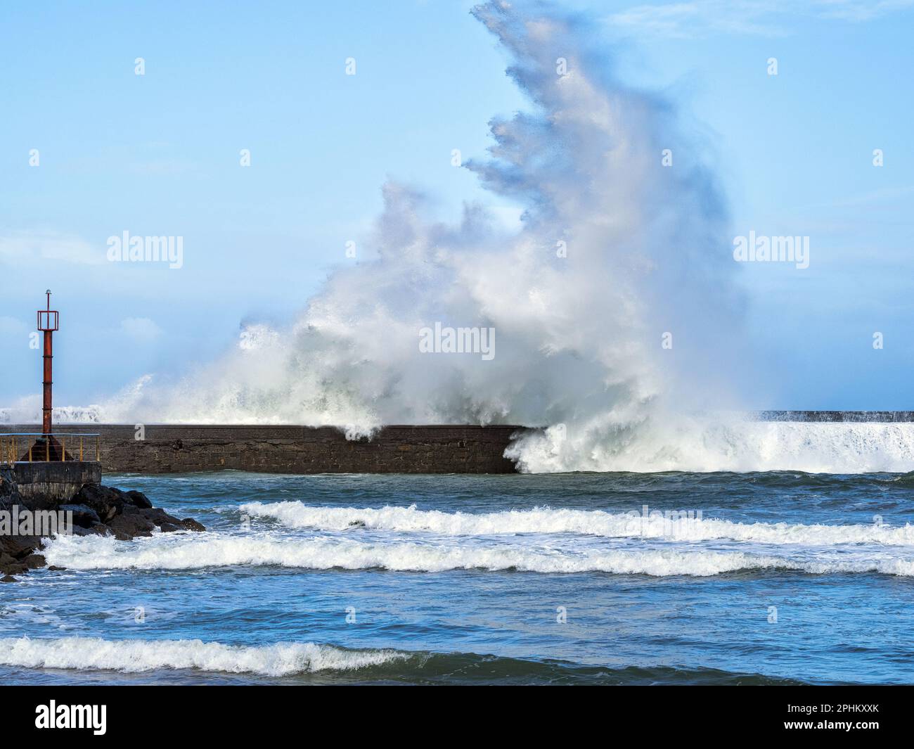 A big wave at Plentzia harbour jetty Stock Photo - Alamy