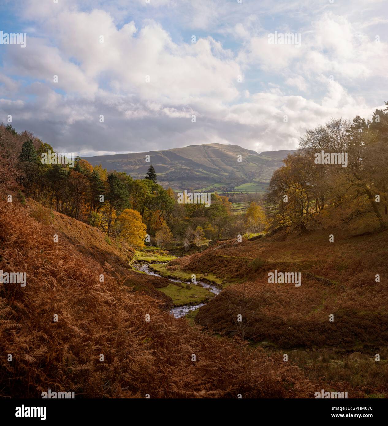 Autumn colours in the English Peak District. Walking from Kinder Scout ...